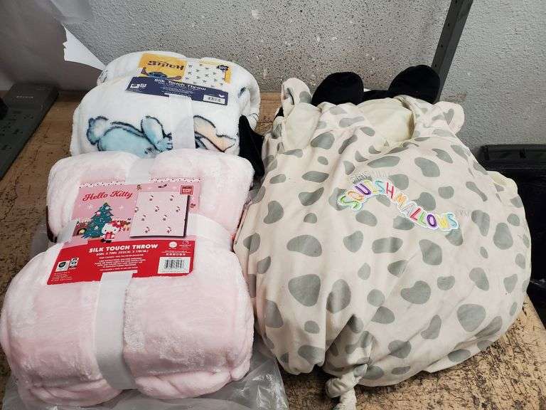 (BUNDLE) HELLO KITTY Throw Blanket 60x70" & Lilo & Stitch Throw Blanket ...