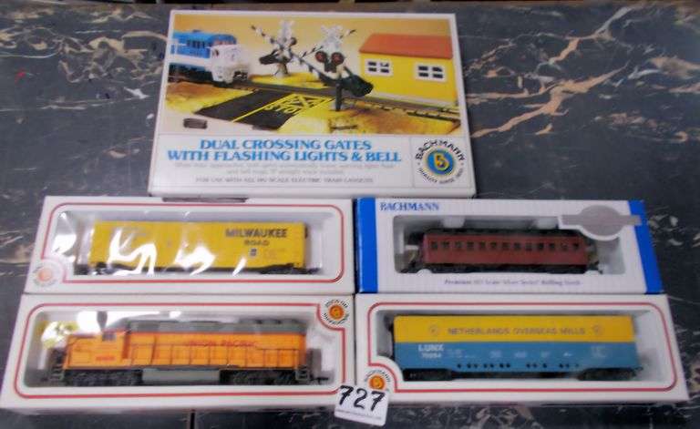Bachman HO Union Pacific Engine, 3 Train Cars & Dual Crossing Gates in ...