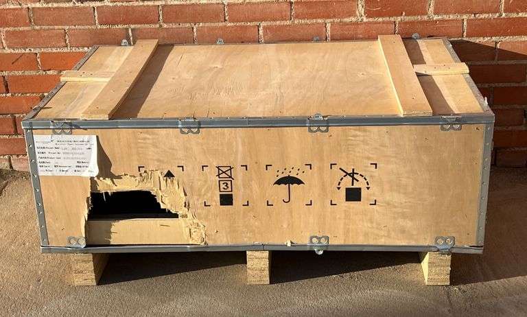 Nice Wooden Crate with Lid on Skids, 18"x45.5"x30". This crate has a ...