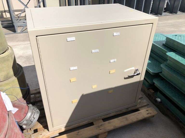 DSM Locking Cabinet - Roller Auctions