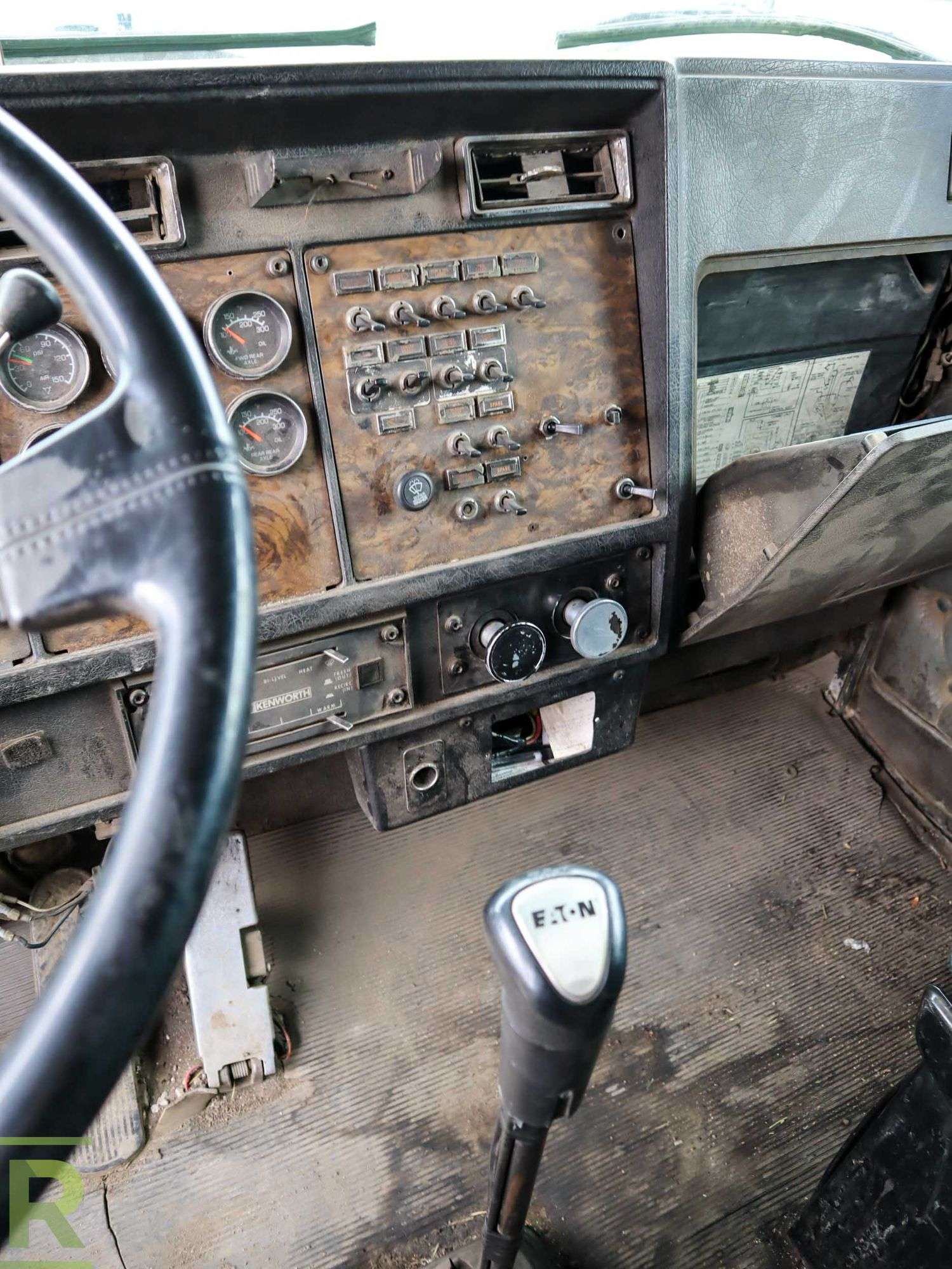 Kenworth T600 Interior