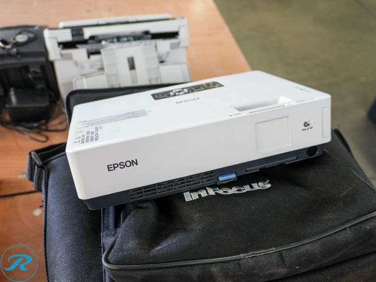 (2) Epson Projectors: 3LCD and EX7240 - Roller Auctions