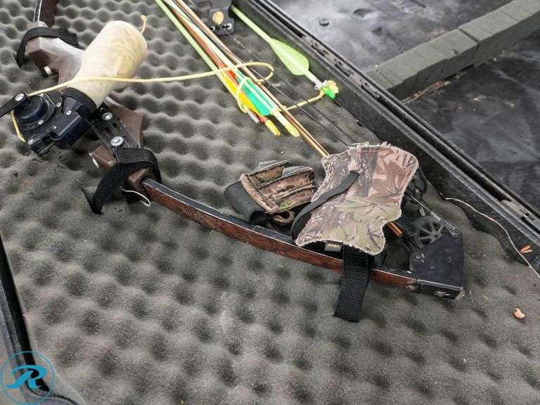 Deer Slayer 221 Compund Bow with AMS310 Retriever and Arrows - Roller Auctions