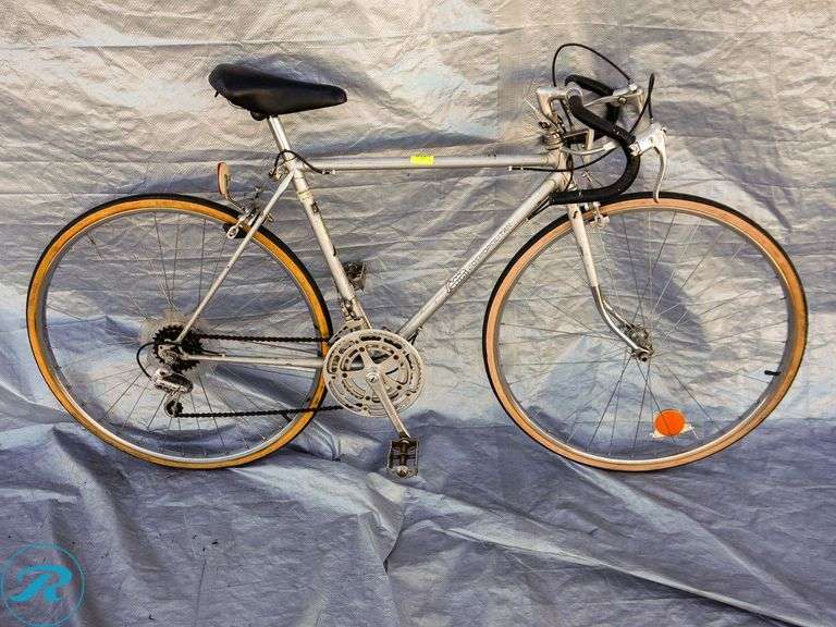 Soma Cosmopolitan Japan Road Bicycle, Seat Post 19.5" - Roller Auctions