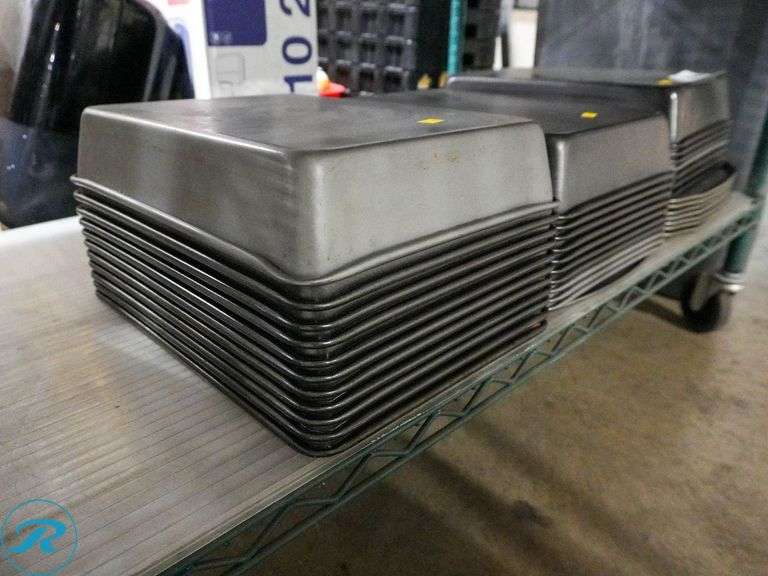 (32) Baking Pans - Roller Auctions