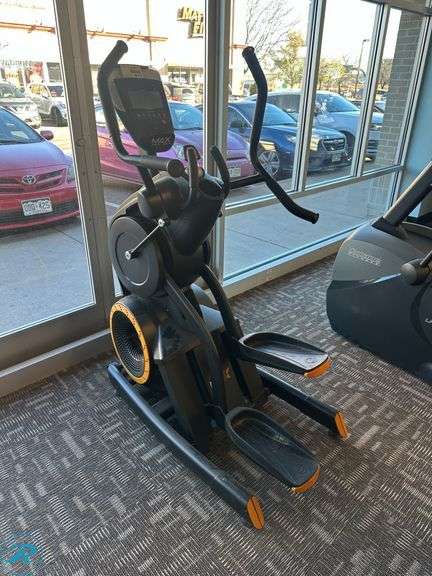 Octane Fitness Max Trainer HIIT Machine - Roller Auctions