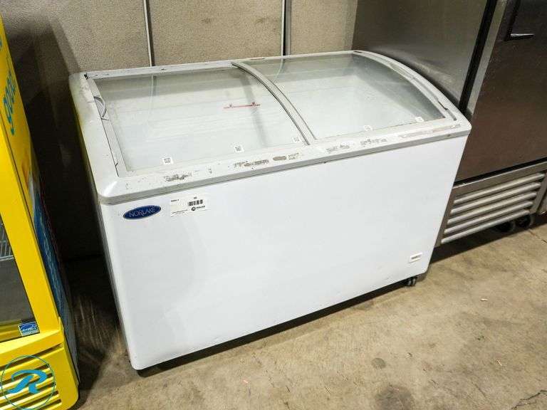 Norlake MSC-49AN Chest Freezer Merchandiser on Casters - Roller Auctions