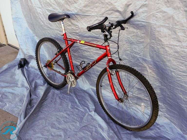 GT Outpost Trail Mountain Bicycle, Seat Post 20" - Roller Auctions