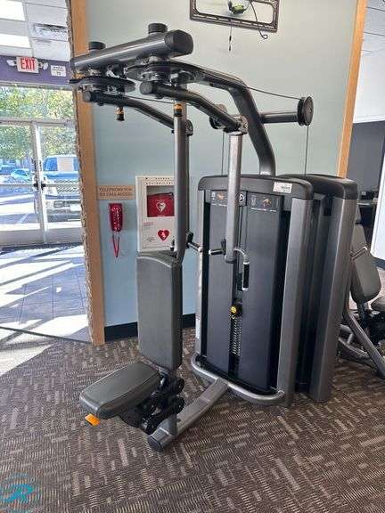 Life Fitness Pectoral Fly Cable Machine - Roller Auctions