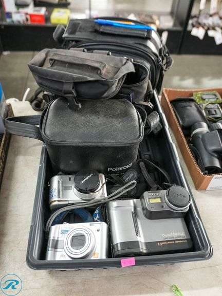 Tray of Cameras: Polaroid, Olympus and Sony - Roller Auctions