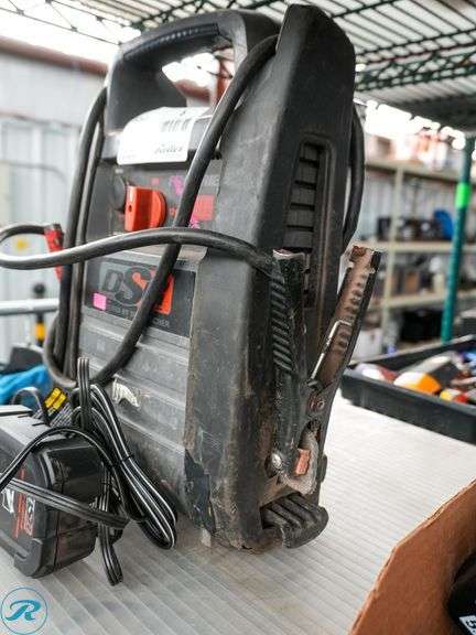 Schumacher DSR114 Pro Series Jump Starter (Inoperable) - Roller Auctions