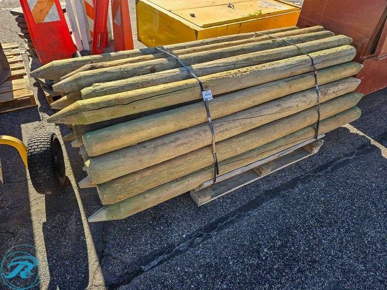 Pallet of Posts, 7' - Roller Auctions