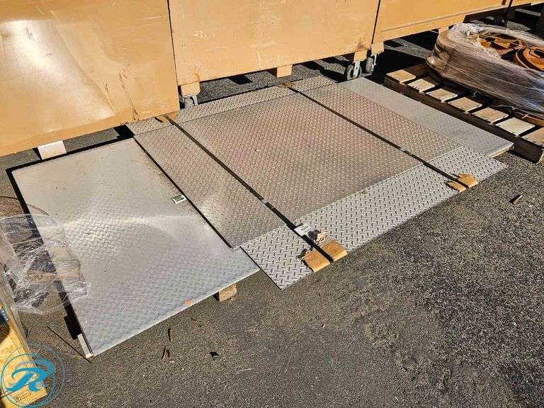 Pallet of (5) Diamond Plates - Roller Auctions