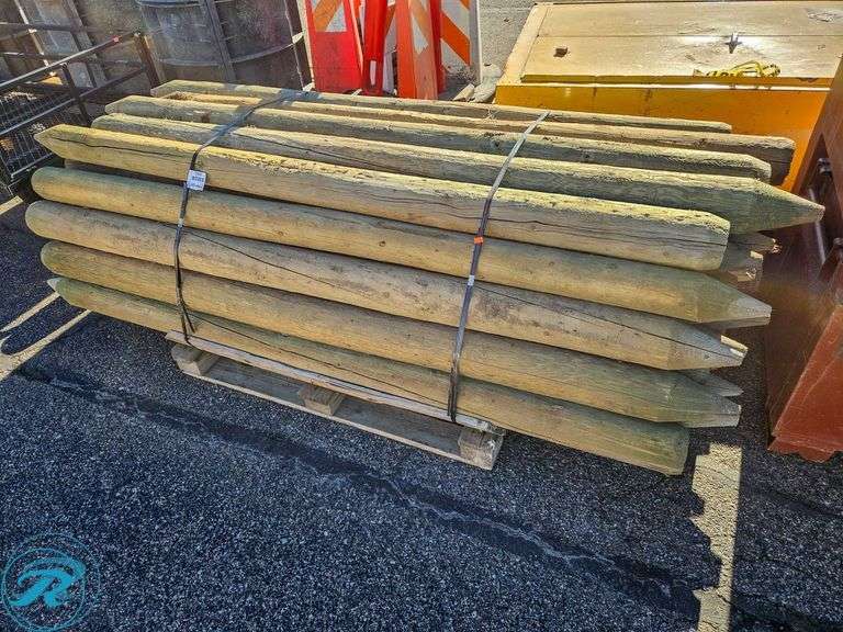 Pallet of Posts, 7' - Roller Auctions