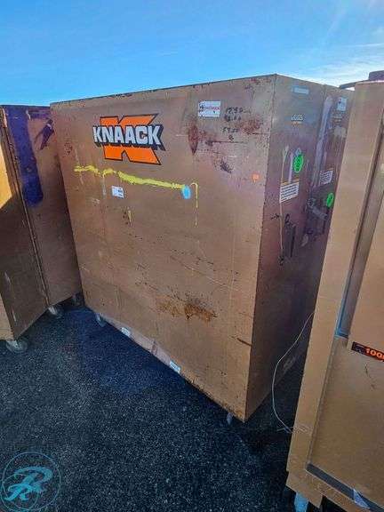 Knaack 100 Clamshell Jobsite Cabinet on Casters - Roller Auctions