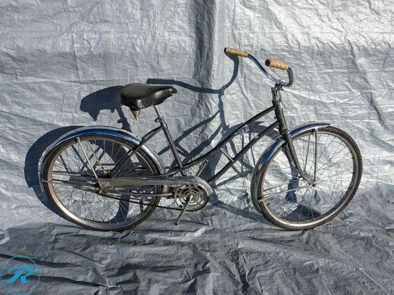 Cruiser Bicycle (Missing Pedals) - Roller Auctions