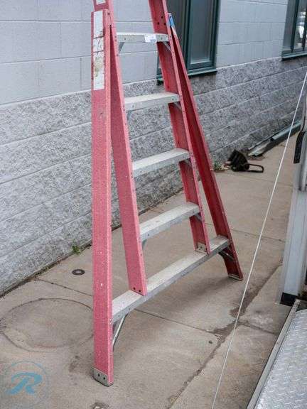 Fiberglass Ladder, 12' (Missing Parts) - Roller Auctions