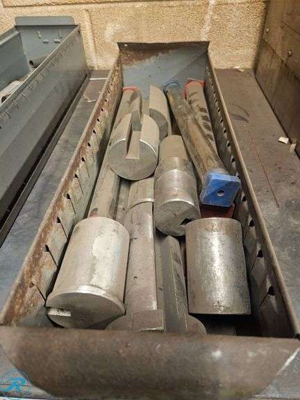 Tray of Metal Broach Sets - Roller Auctions