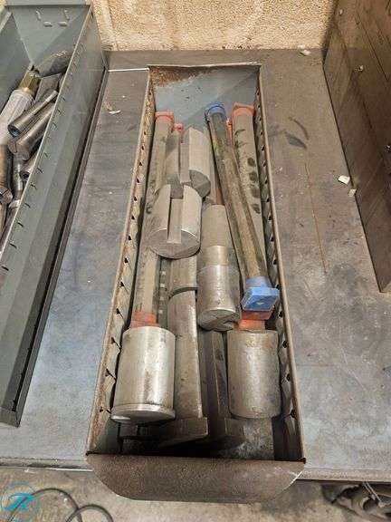 Tray of Metal Broach Sets - Roller Auctions