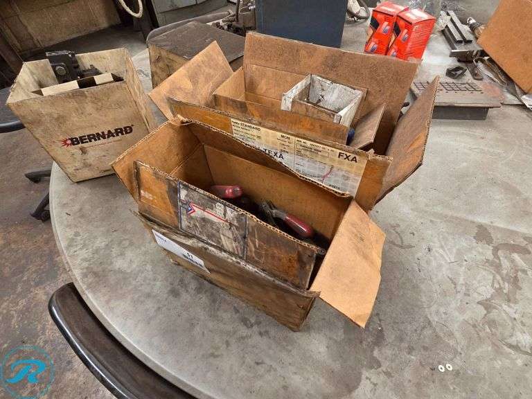 Vertical Toggle Clamps in Cardboard Boxes - Roller Auctions