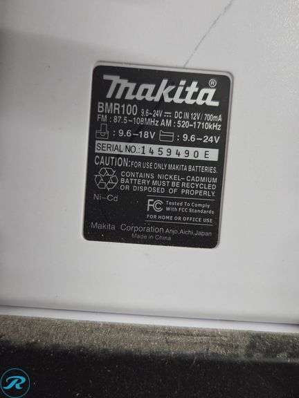 Makita BMR100 Job Site Radio, AC/DC Compatibility - Roller Auctions