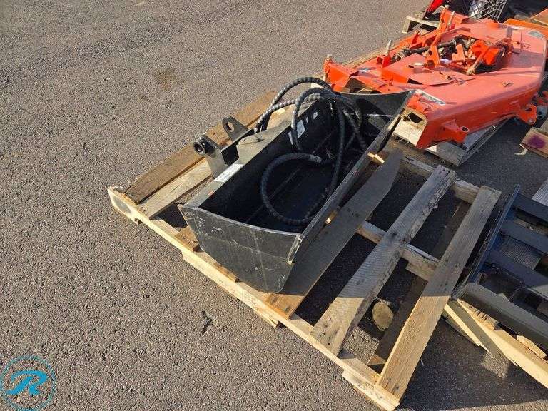 Hydraulic Hopper Attachment with Mounting Bracket - Roller Auctions