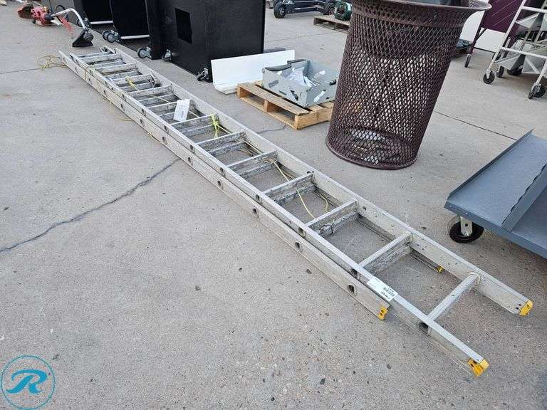 Aluminum Extension Ladder with Rope Pulley System, 12' (Damaged Foot ...