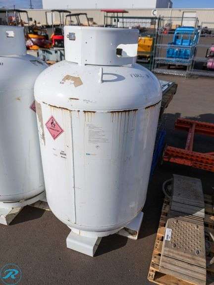 Vertical Propane Tank, 1000lb - Roller Auctions
