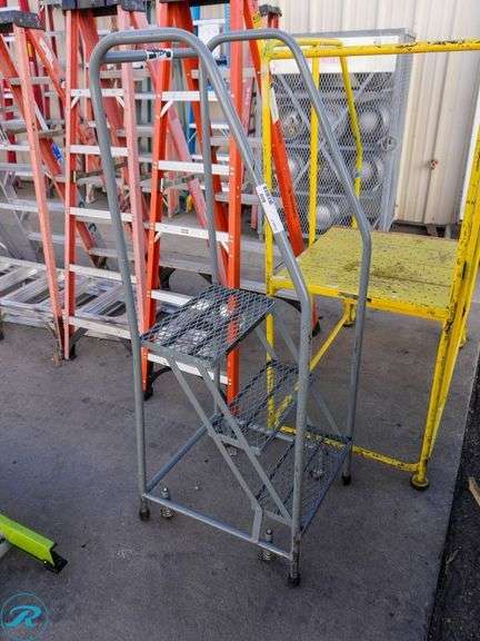 Rolling Warehouse Steps, 2' - Roller Auctions