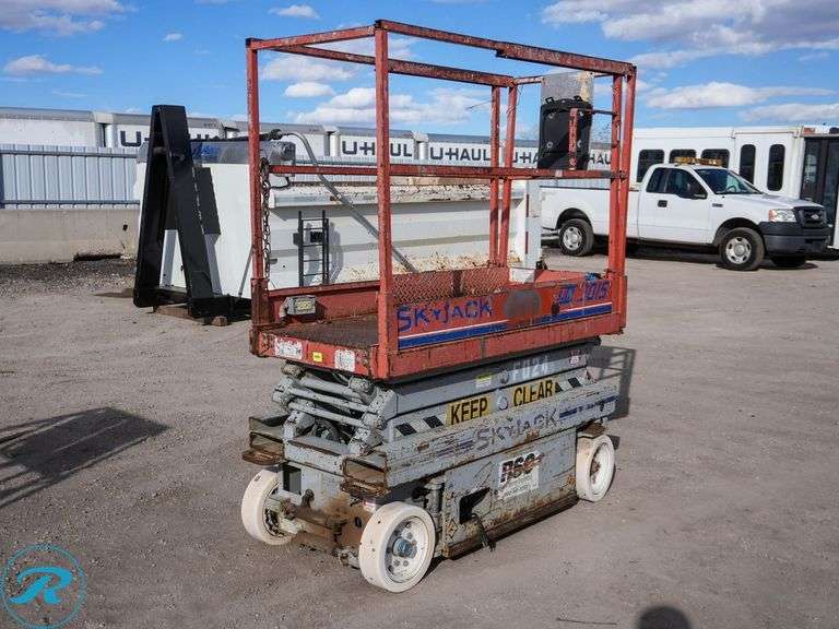 Skyjack 3015 Electric Scissor Lift, 15' Lift Height - Roller Auctions