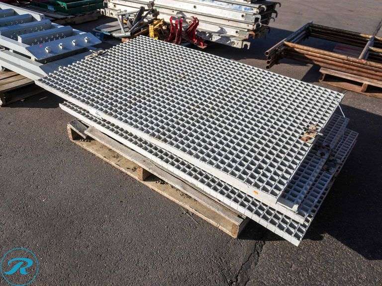 Pallet of (4) Plastic Grates - Roller Auctions
