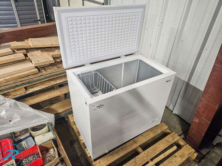 Magic Chef HMCF7W2 Chest Freezer, 6.9 Cu Ft - Roller Auctions