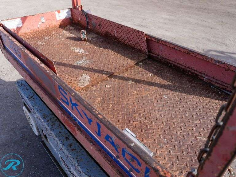 Skyjack 3015 Electric Scissor Lift, 15' Lift Height - Roller Auctions