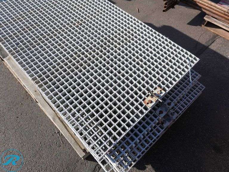 Pallet of (4) Plastic Grates - Roller Auctions