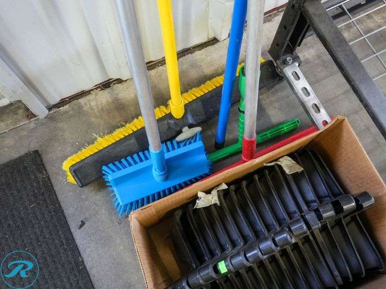Box Of Dust Pans & Brooms - Roller Auctions