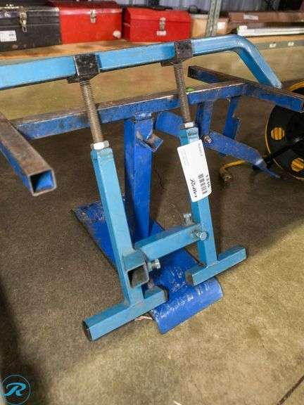 Small Engine Repair Stand - Roller Auctions