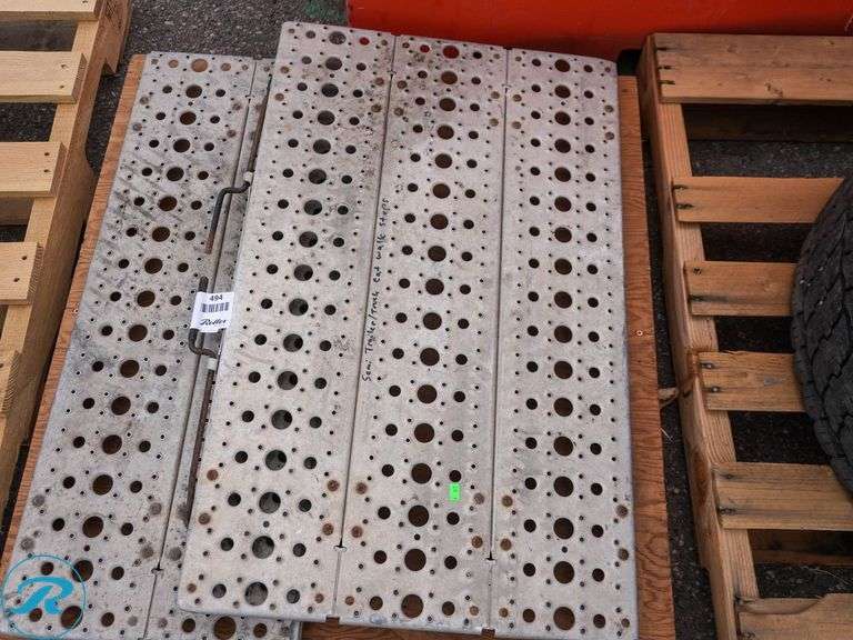 Semi Truck Trailer Catwalk Steps - Roller Auctions