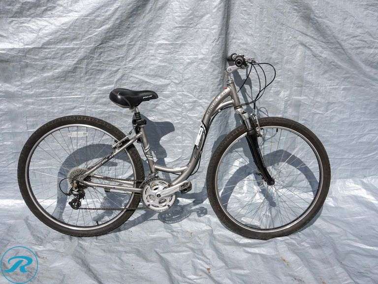 Fuji Monterey 2.0 Front Cruiser Bicycle - Roller Auctions