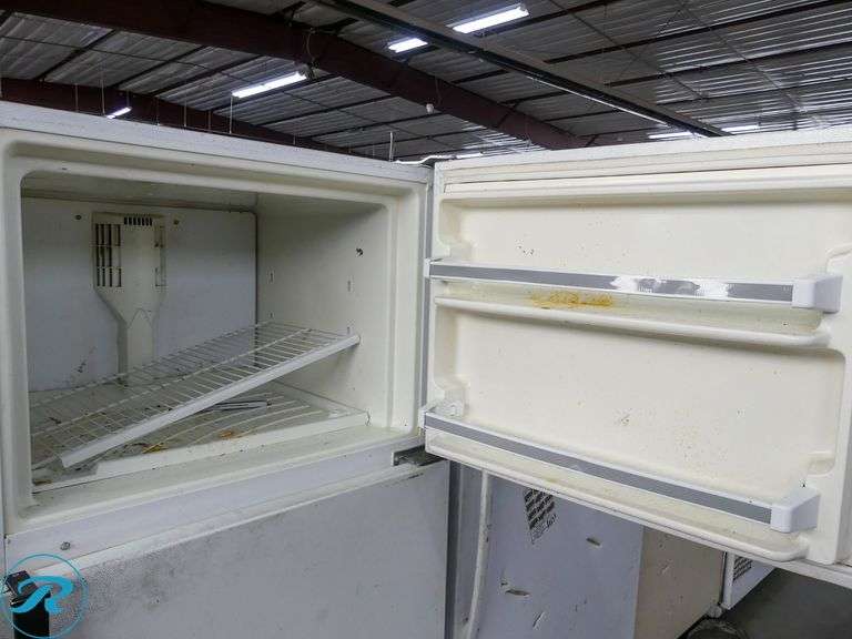 Roper RT18DKXEW01 Refrigerator / Freezer - Roller Auctions