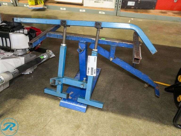 Small Engine Repair Stand - Roller Auctions