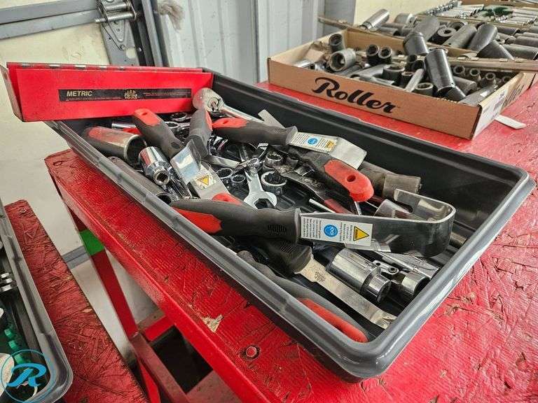 Tray of Mac Tools Hand Tools Including Screwdrivers, Sockets, and Wrenches - Roller Auctions