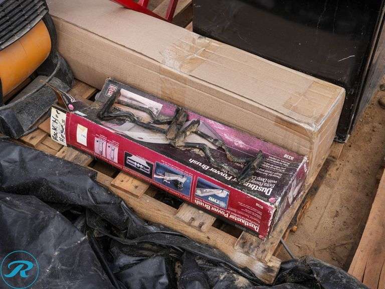 Pallet of Mini Fridge, Stool, Fan and Vacuum - Roller Auctions