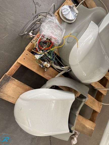 Pelton & Crane SP30 Dental Chair with Accessories (Broken Arm Rest ...