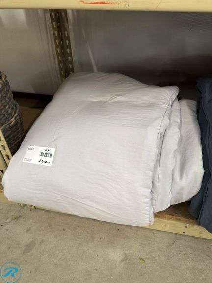 Full Size Comforter - Roller Auctions