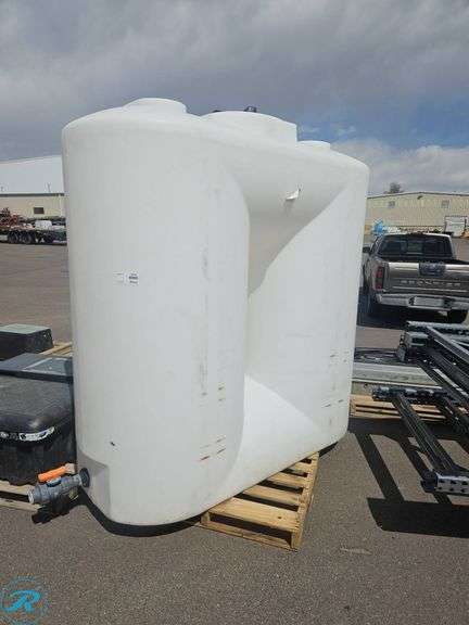 750-Gallon Norwesco Freestanding Polyethylene Tank - Roller Auctions