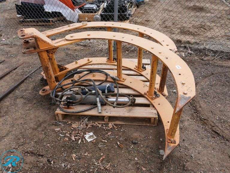 Grapple to Fit Loader Bucket, Dual Hydraulic Cylinders - Roller Auctions