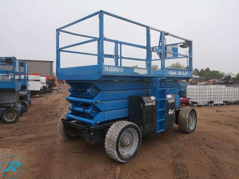 2015 Genie GS-4390 4x4 Rough Terrain Scissor Lift - Roller Auctions