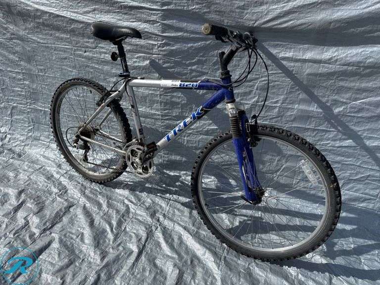 Trek 820 Mountain Bicycle with Front Suspension - Roller Auctions