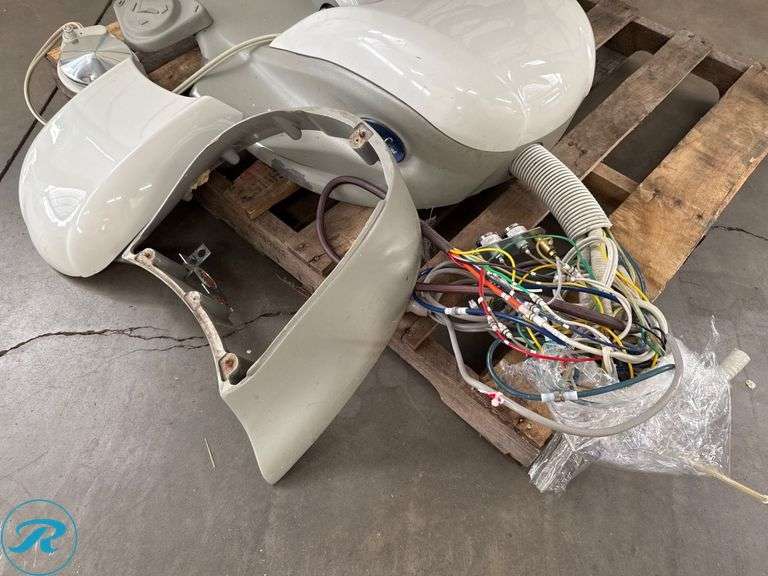 Pelton & Crane SP30 Dental Chair with Accessories (Broken Arm Rest ...