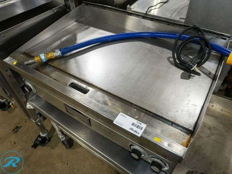 Vulcan 24" X 36" 3-Burner Griddle With Equipment Stand, Gas - Roller ...
